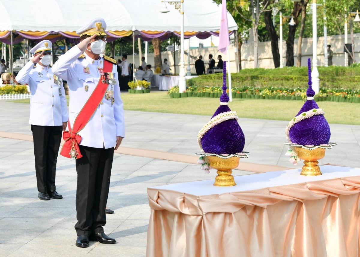 Thai PM presents flower offerings in front of King Rama I’s statue on ...