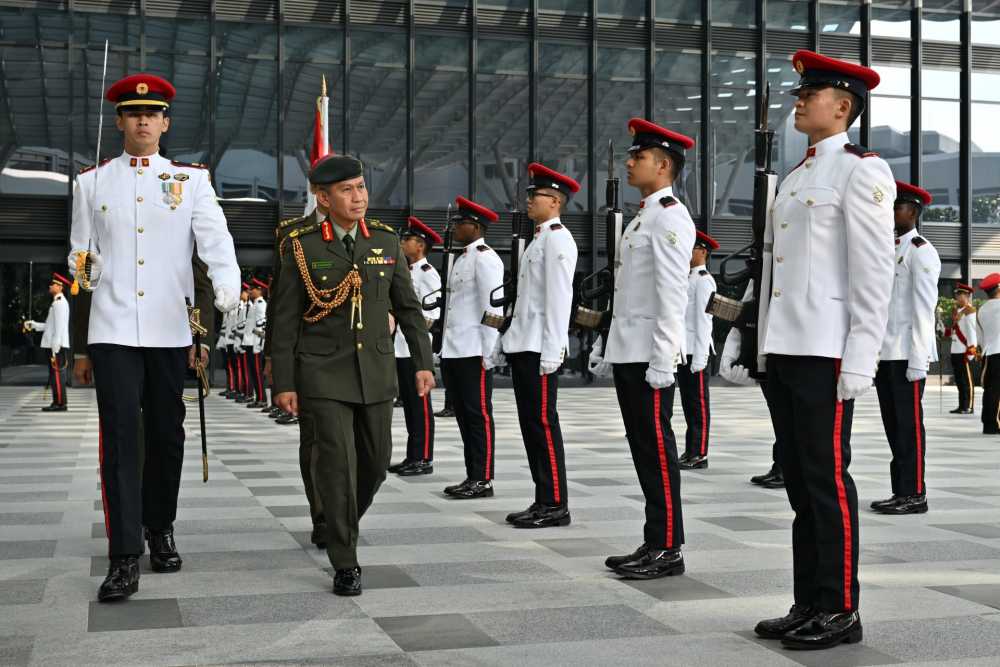 Commander of the Royal Brunei Land Forces Makes Introductory Visit to ...