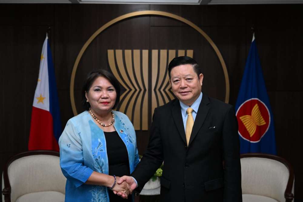 Secretary-General of ASEAN receives the Ambassador of the Philippines ...