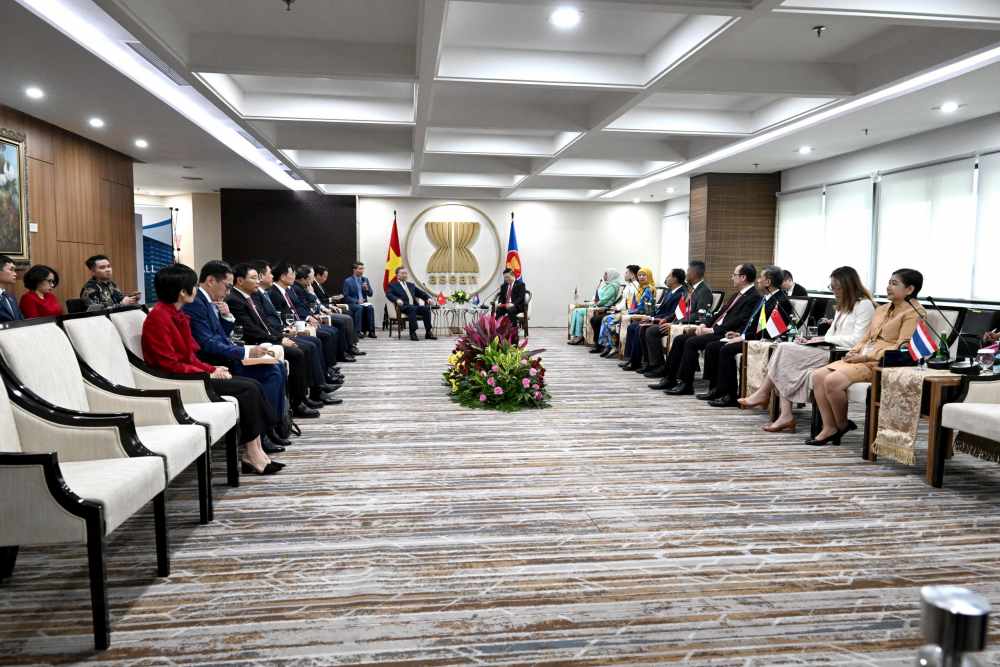 General Secretary of Communist Party of Vietnam makes historic first ...